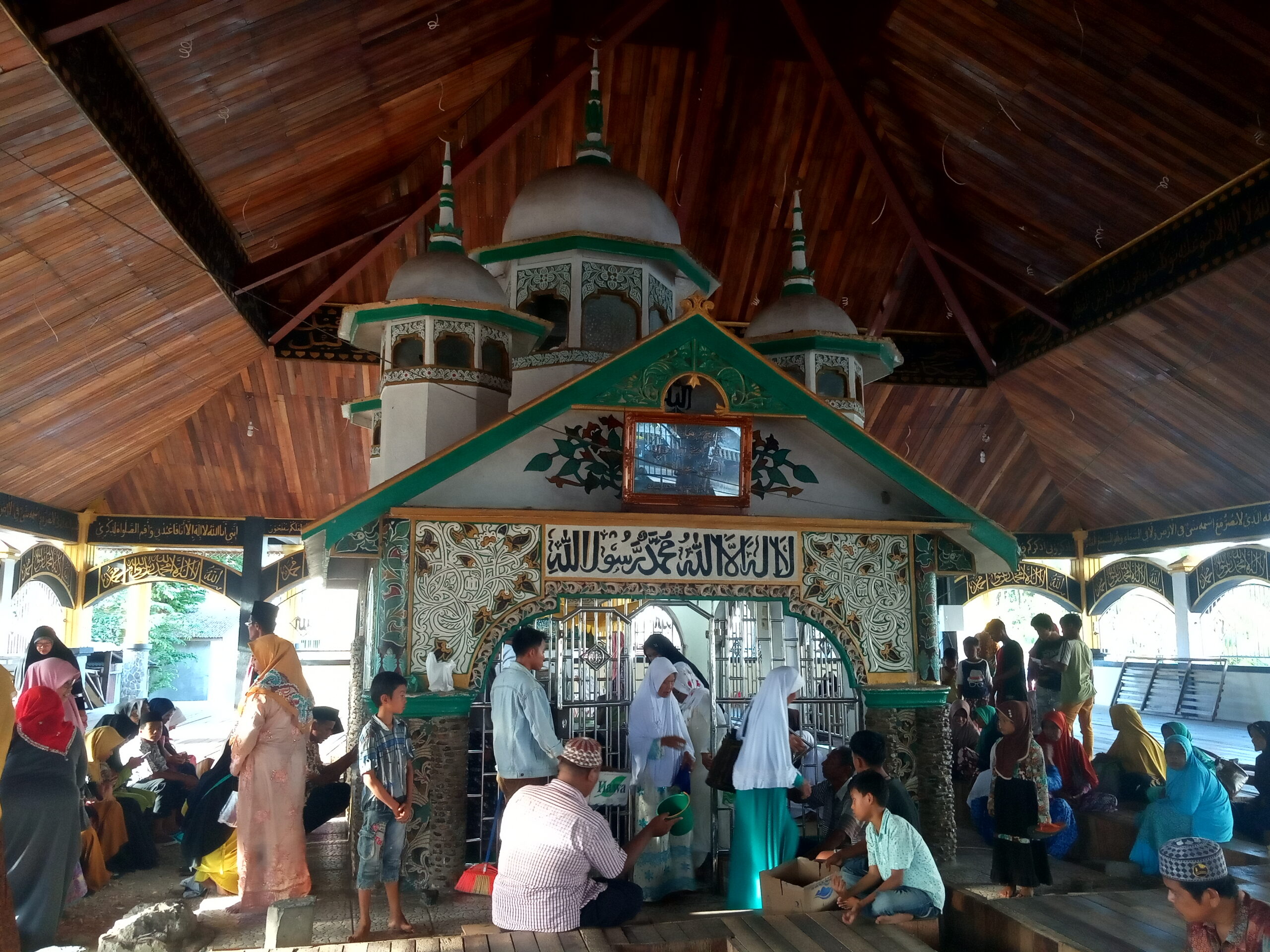 Sejarah dan Pesona Makam Syekh Burhanuddin - Wisata Religi